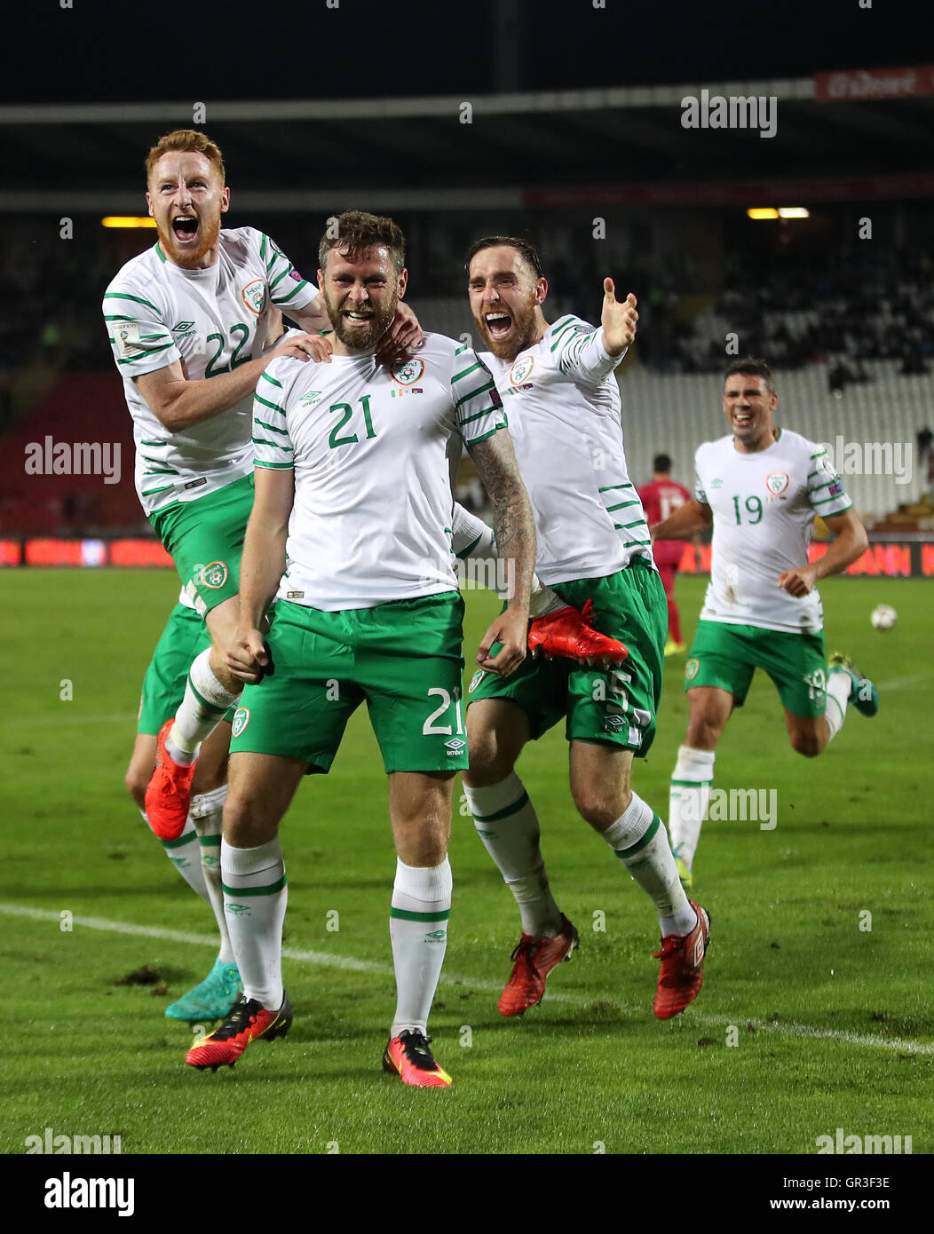 Republic of Ireland's Daryl Murphy (centre) celebrates scoring his ...