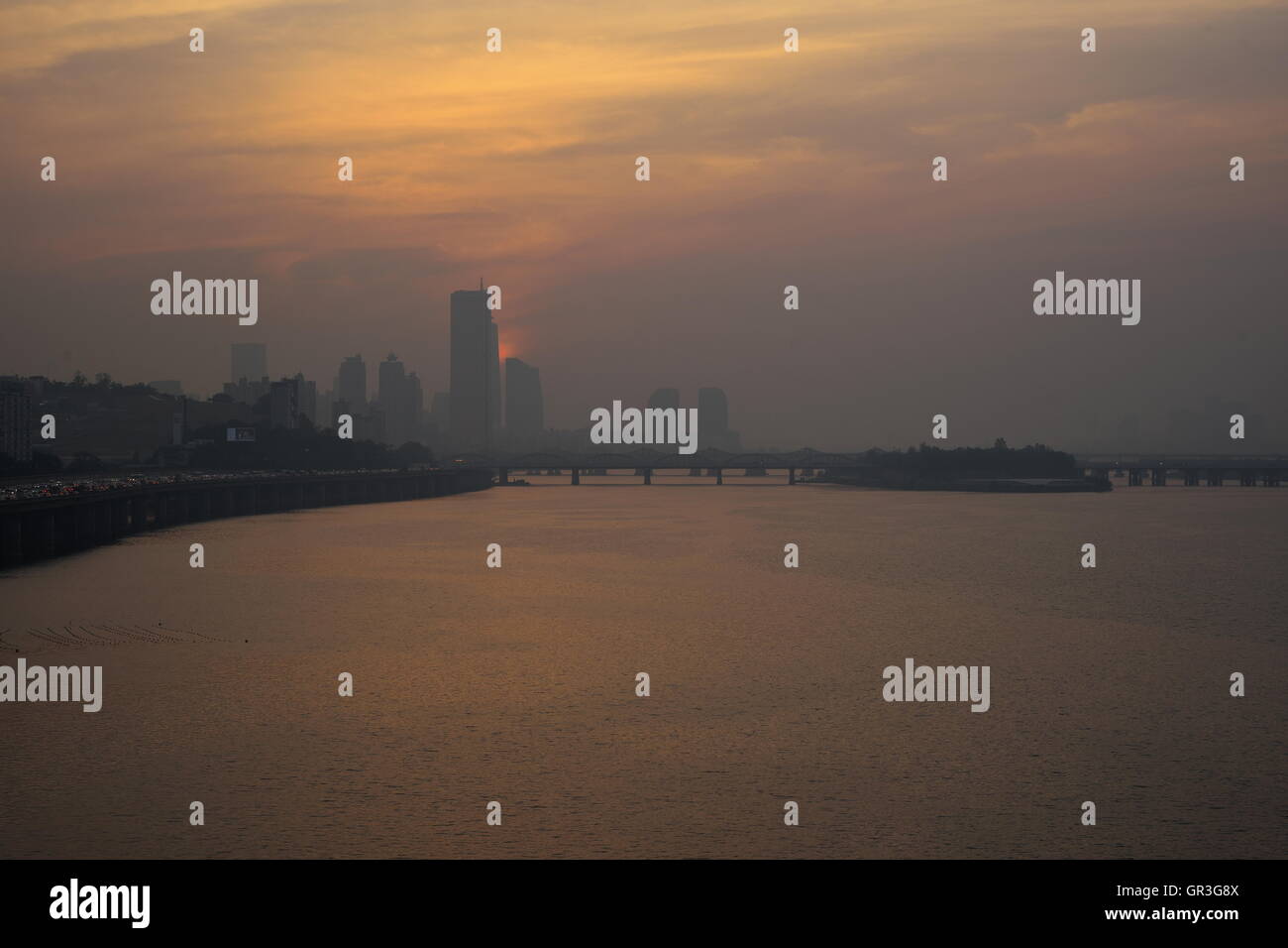 Sunset over Han RIver, Seoul, from Dongjak (Dongjakdaegyu) bridge ...