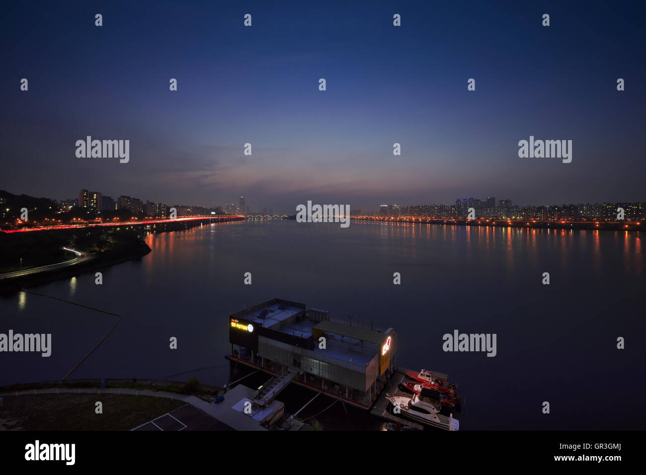 Evening view of Dongjak Bridge and N Seoul Tower over Han River ...