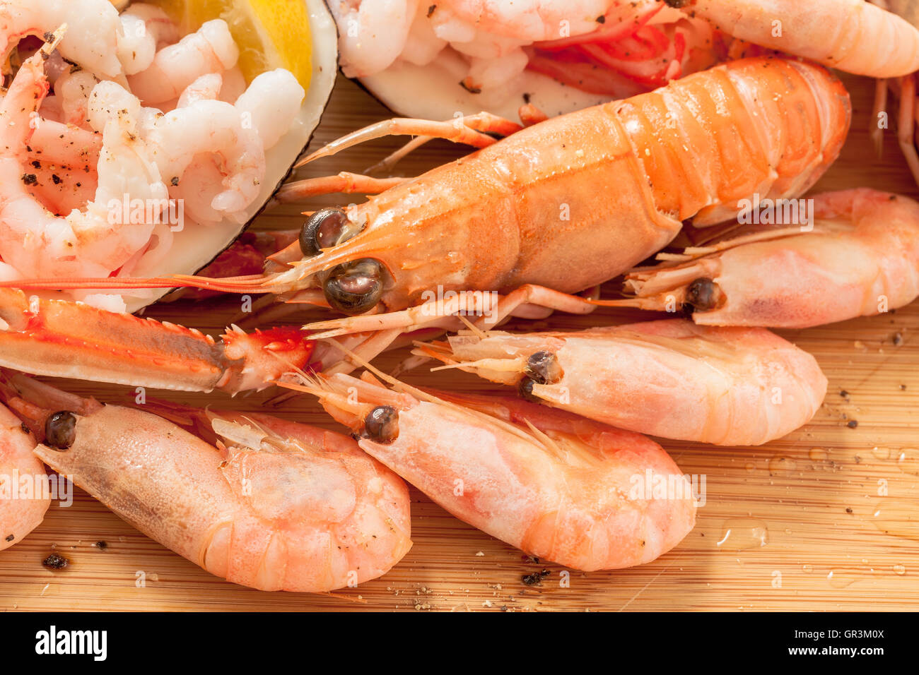 Prawns and shellfish platter Stock Photo - Alamy