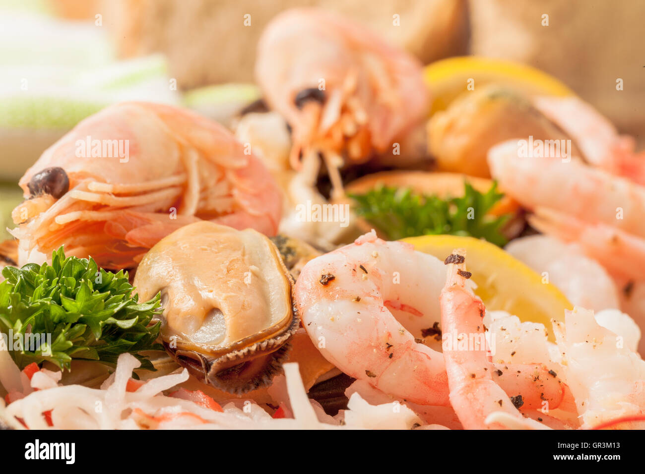 Prawns and shellfish platter Stock Photo - Alamy