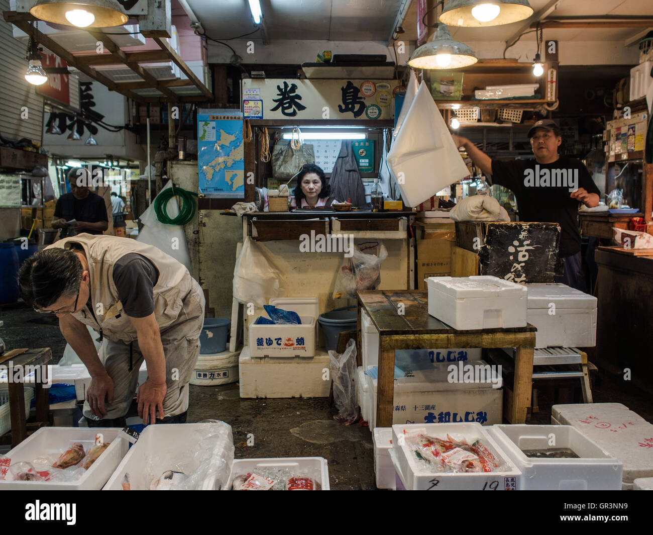 Workers and customers at Tsukiji Market, Tokyo, Japan Stock Photo - Alamy