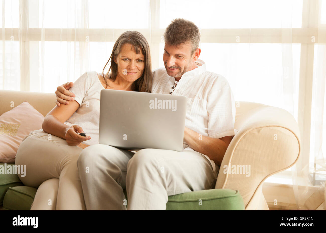 Middle aged couple computer hi-res stock photography and images - Alamy