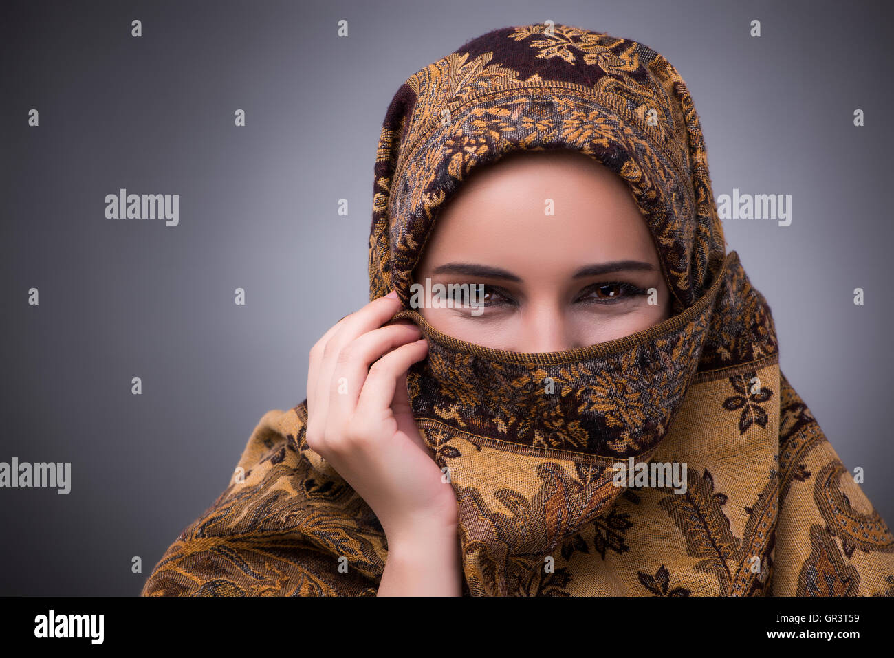 Young woman in traditional muslim clothing Stock Photo - Alamy