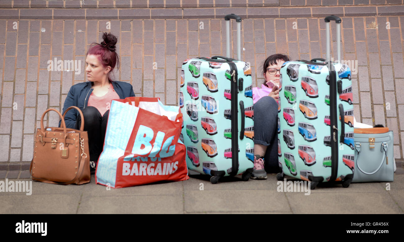 Women waiting for bus hi-res stock photography and images - Alamy