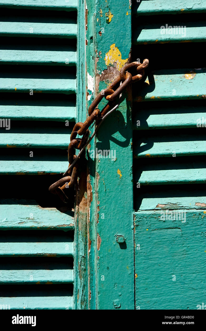 Broken chain light hi-res stock photography and images - Alamy