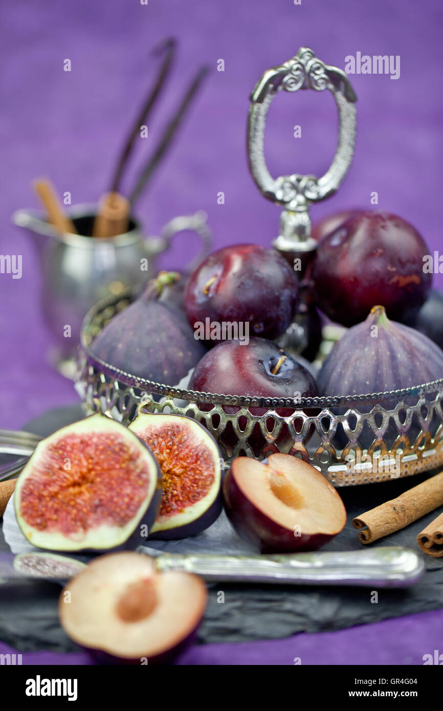 Figs in silver bowl hi-res stock photography and images - Alamy