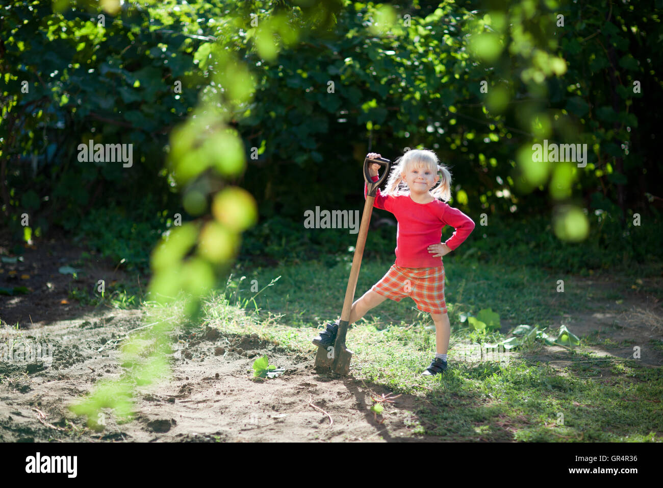 child ready to dig Stock Photo - Alamy