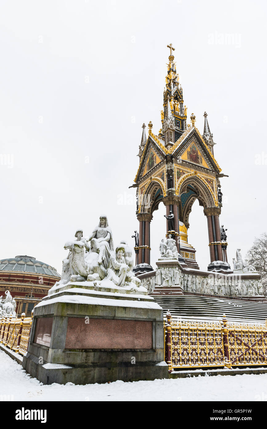 Albert Memorial in covered in snow after three days of blizzards Stock ...