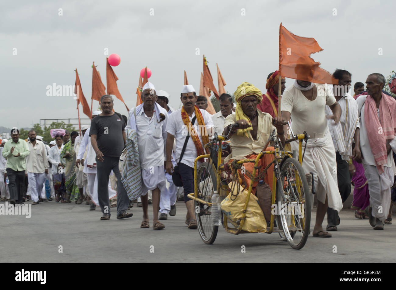 Pilgrims or warkari at Pandarpur yatra, Maharashtra, India Stock Photo ...
