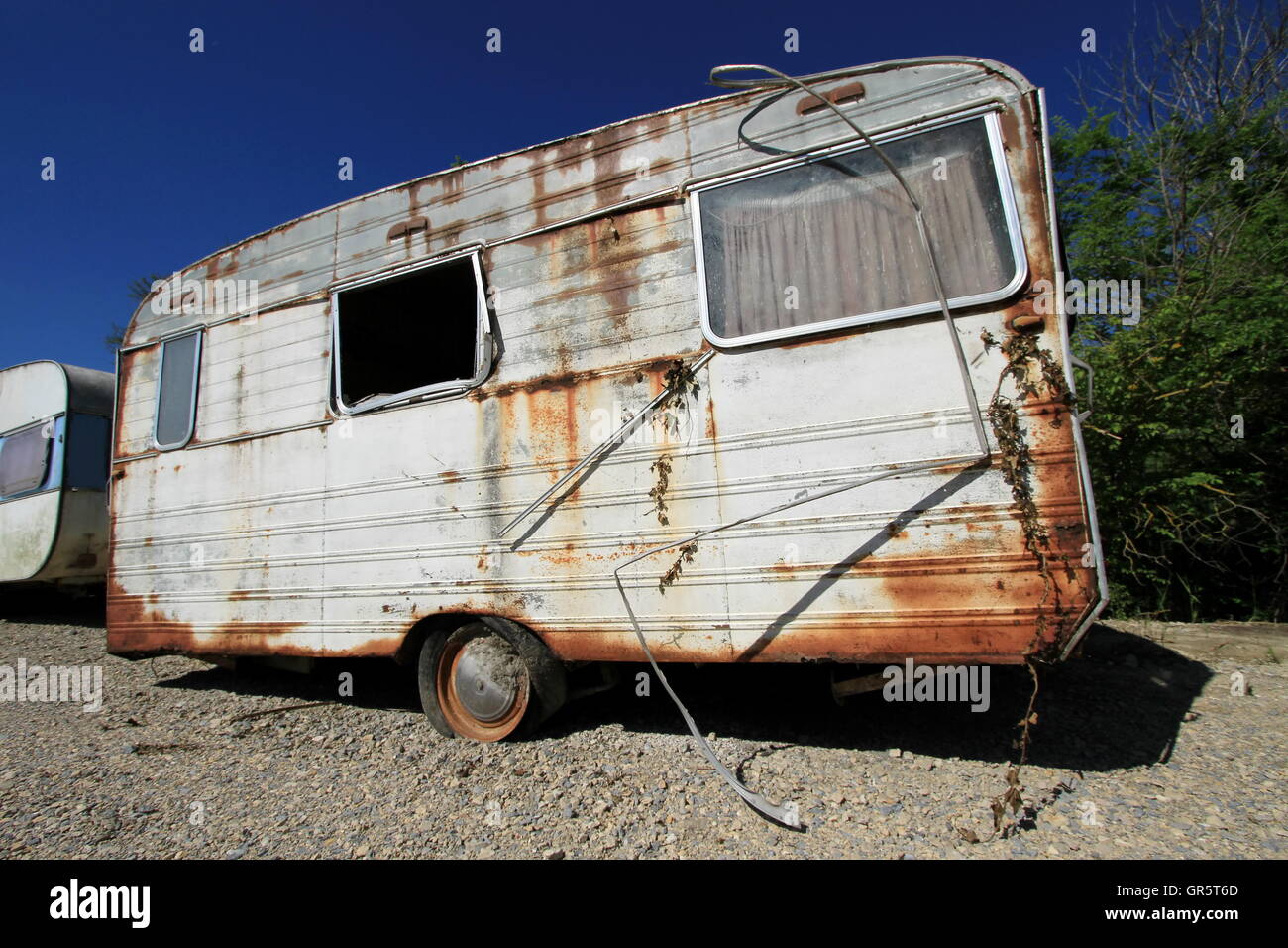 Dusty abandonned old caravan Stock Photo - Alamy