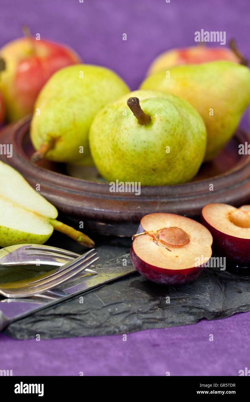 Figs in silver bowl hi-res stock photography and images - Alamy