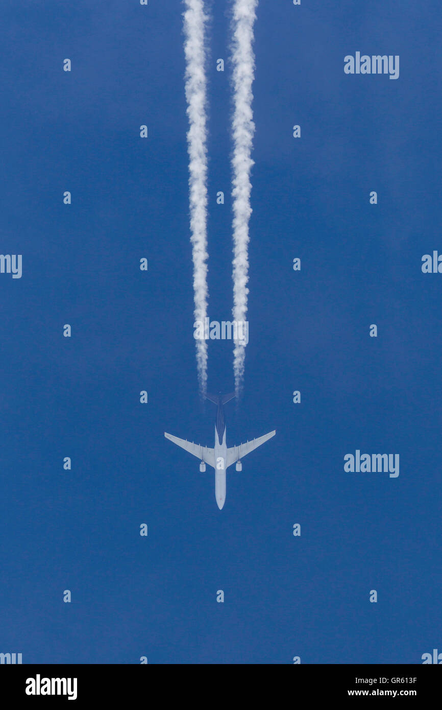 Boeing 757 airliner at high altitude witha white contrail behind the ...