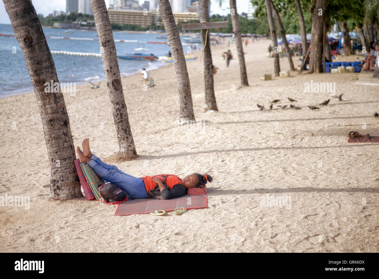 People sleeping sleeping on beach hi-res stock photography and images ...