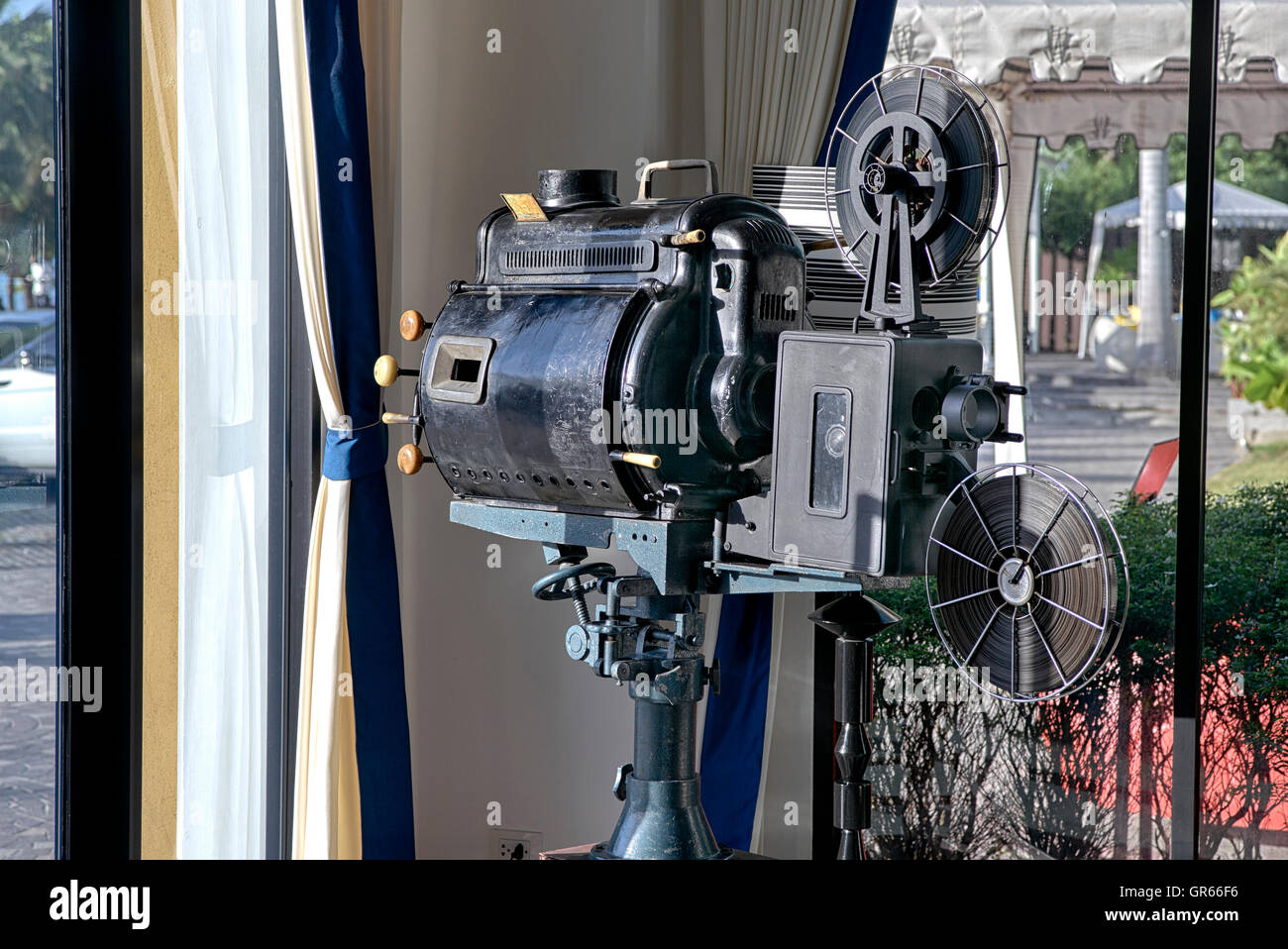 16mm film projector hi-res stock photography and images - Alamy