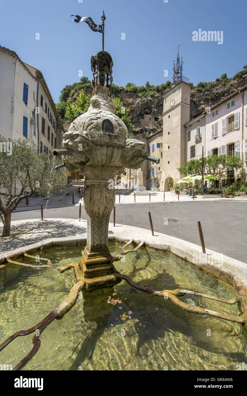 Fountain tradition hi-res stock photography and images - Alamy