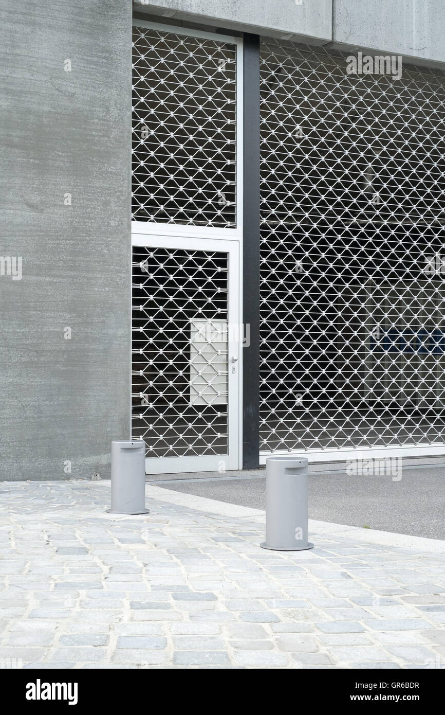 Gate structures hi-res stock photography and images - Alamy