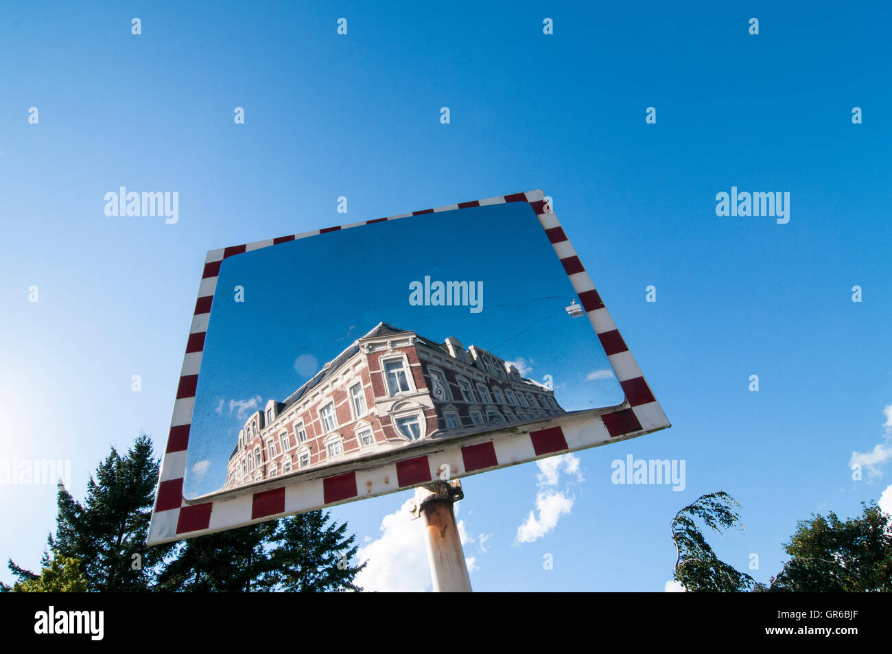 Mirror structures hi-res stock photography and images - Alamy