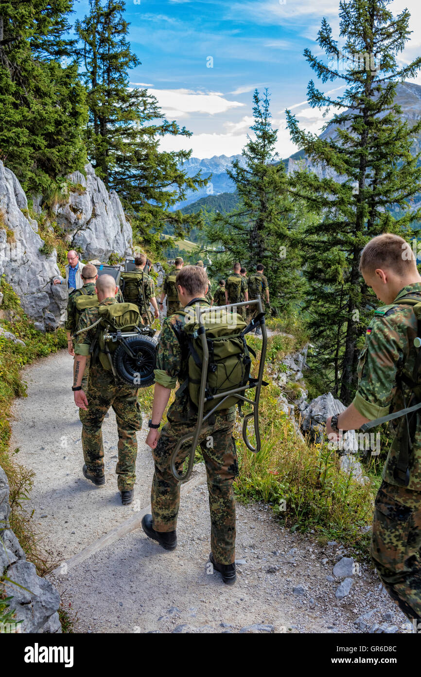 Bundeswehr soldiers exercise hi-res stock photography and images - Alamy