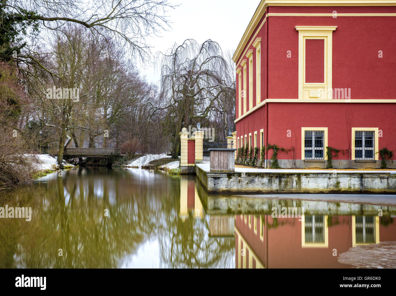 Waters moat hi-res stock photography and images - Alamy