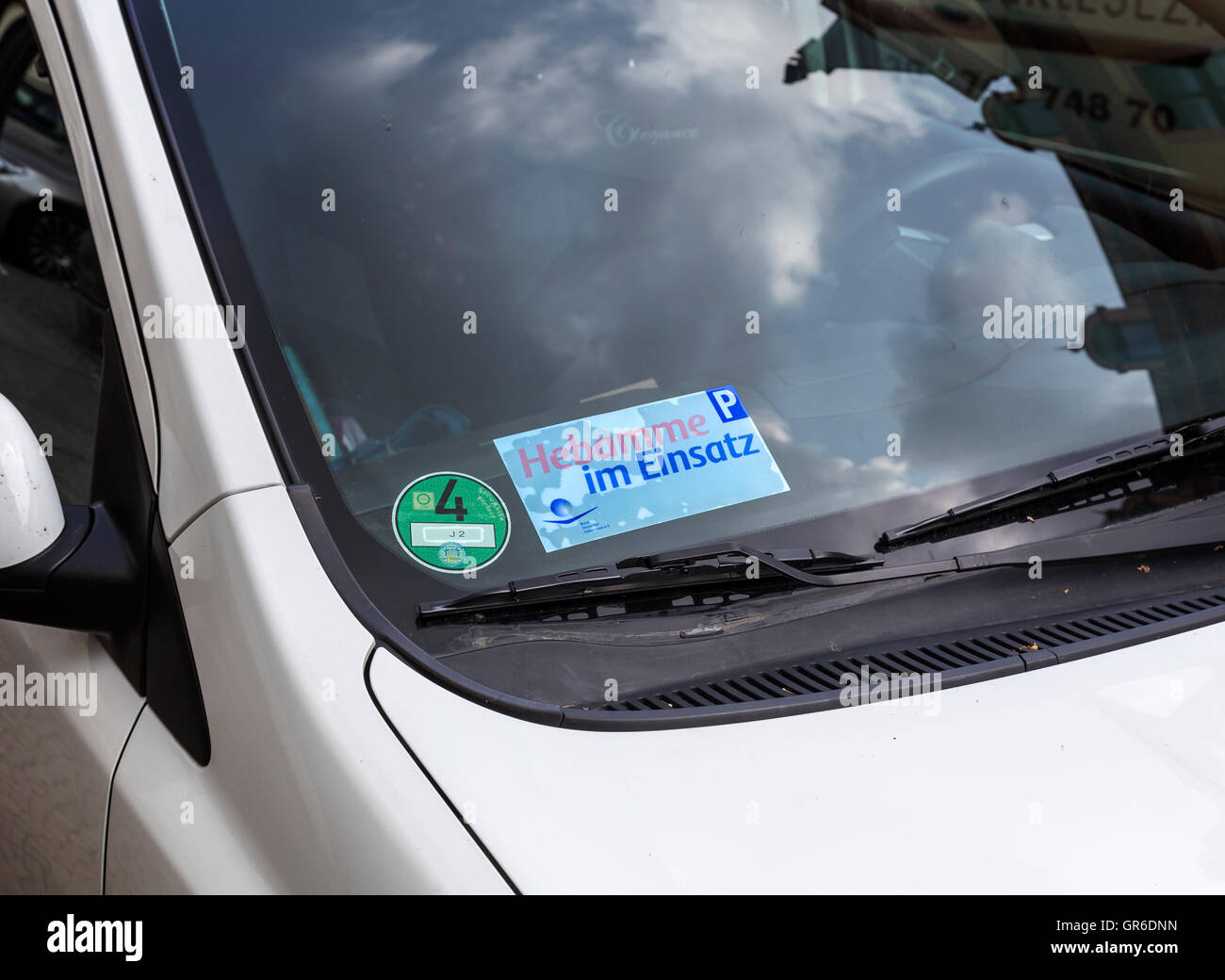Employee parking sign hi-res stock photography and images - Alamy