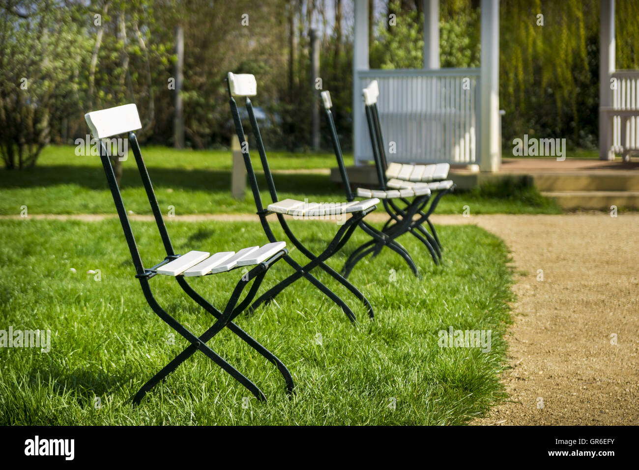 Three empty chairs hi-res stock photography and images - Alamy