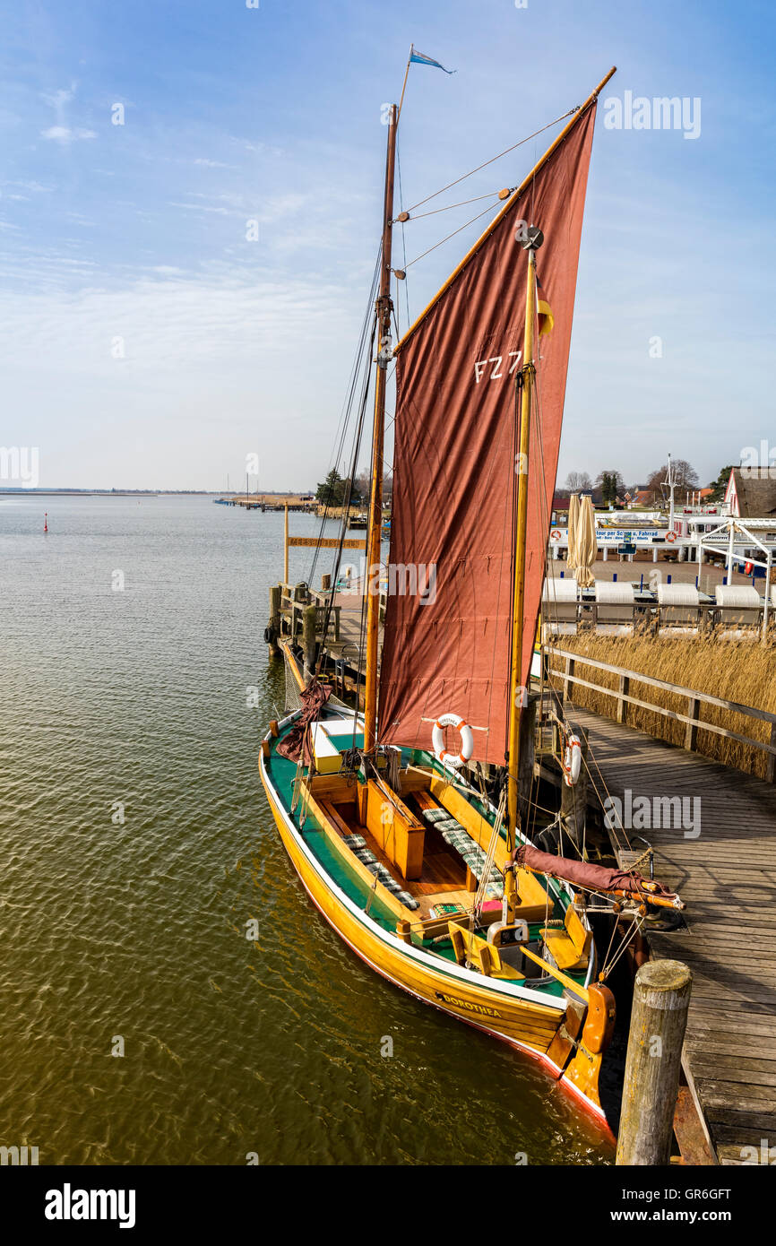 Sailer boats hi-res stock photography and images - Alamy