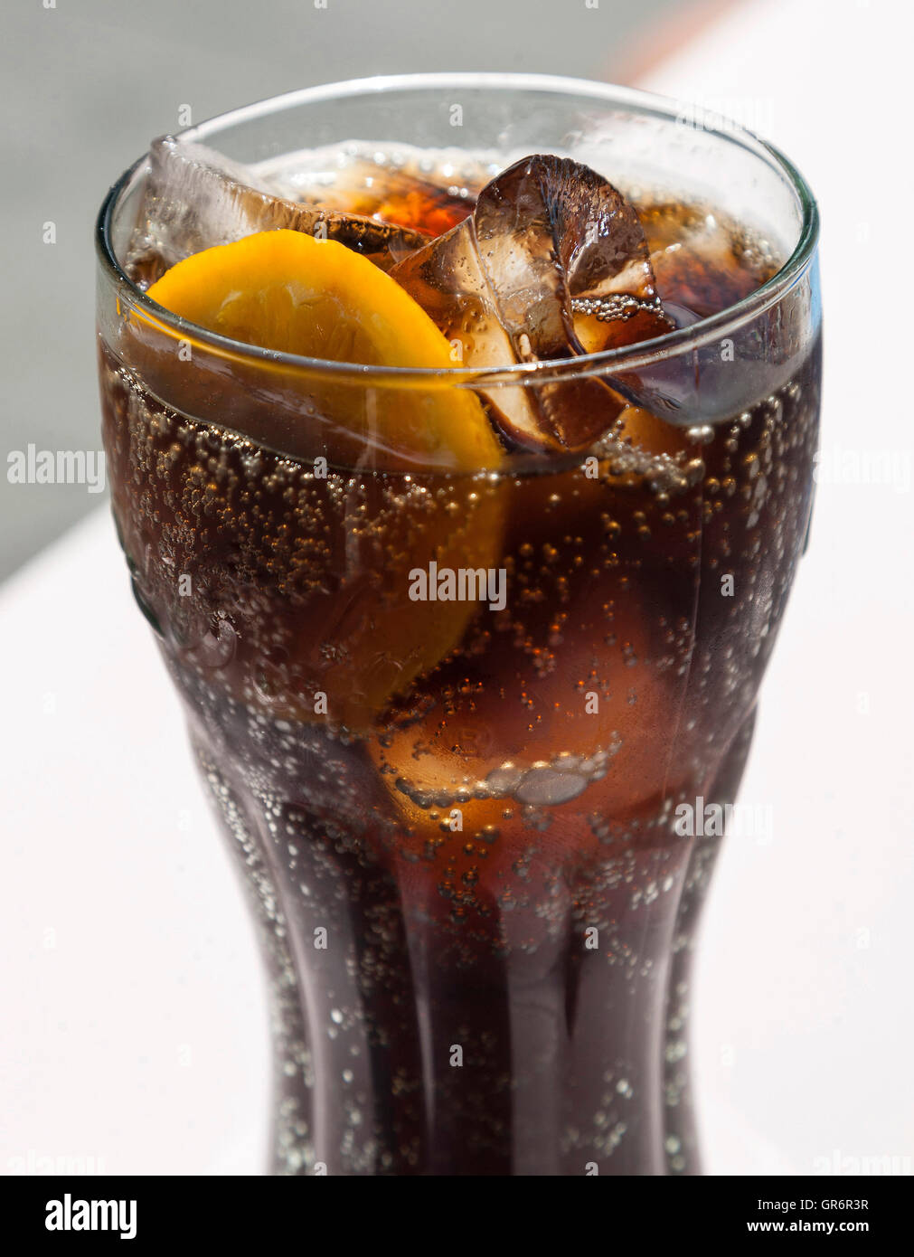 Glass of cola with lemon and ice Stock Photo - Alamy
