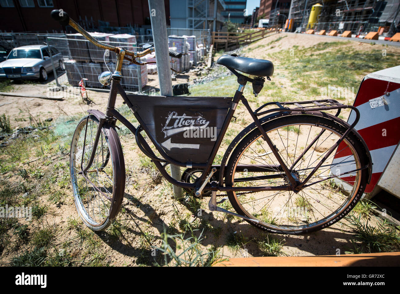 Old and used bicycle hi-res stock photography and images - Alamy