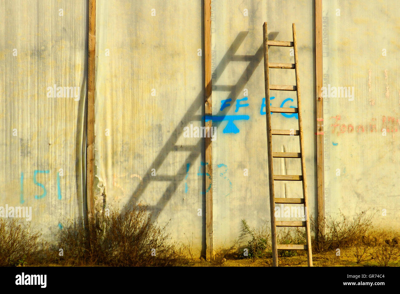 Wall With Shadow Stock Photo - Alamy