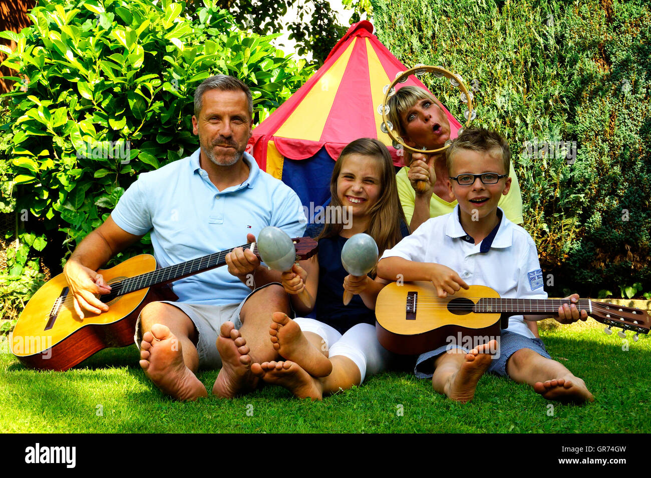Music family hi-res stock photography and images - Alamy