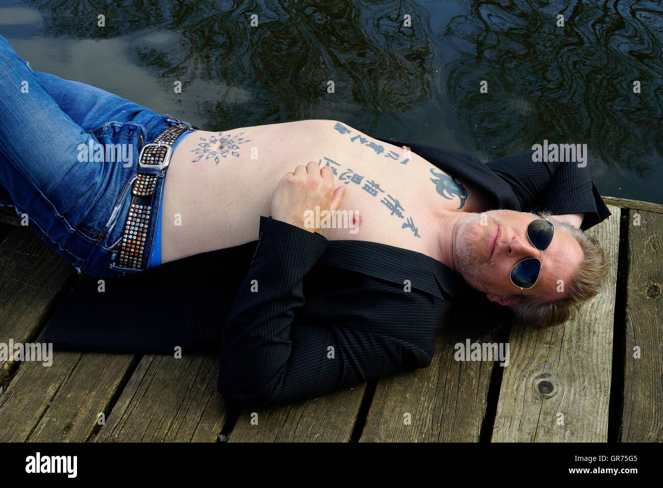 Man relaxing hi-res stock photography and images - Alamy