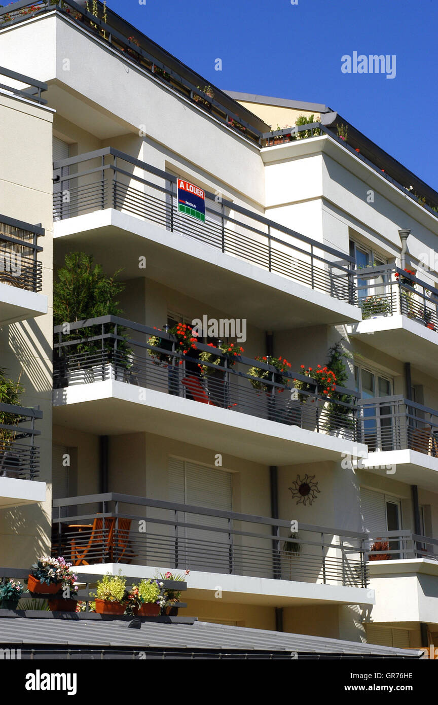 New building newly completed Stock Photo - Alamy