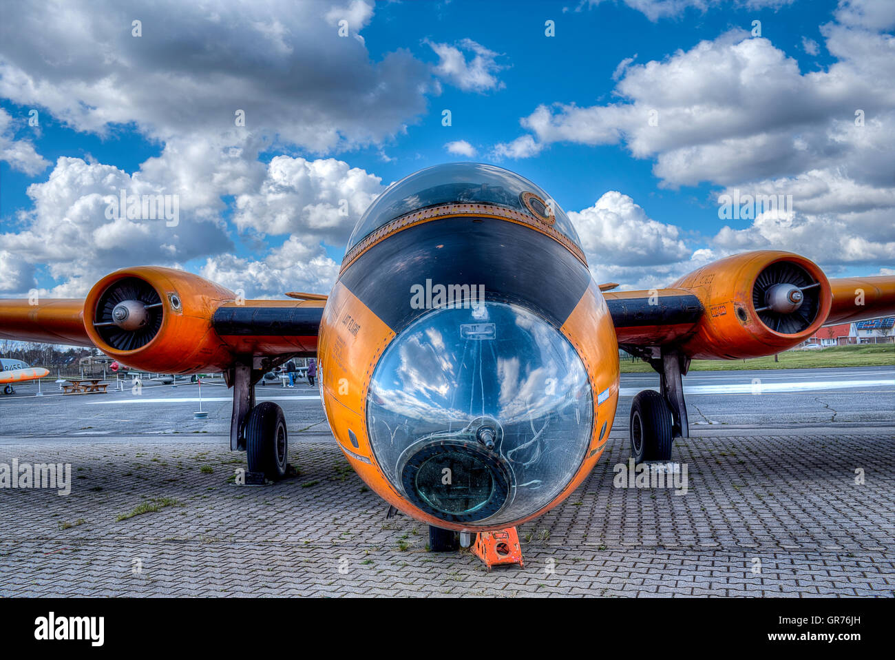 Propeller aircraft hi-res stock photography and images - Alamy