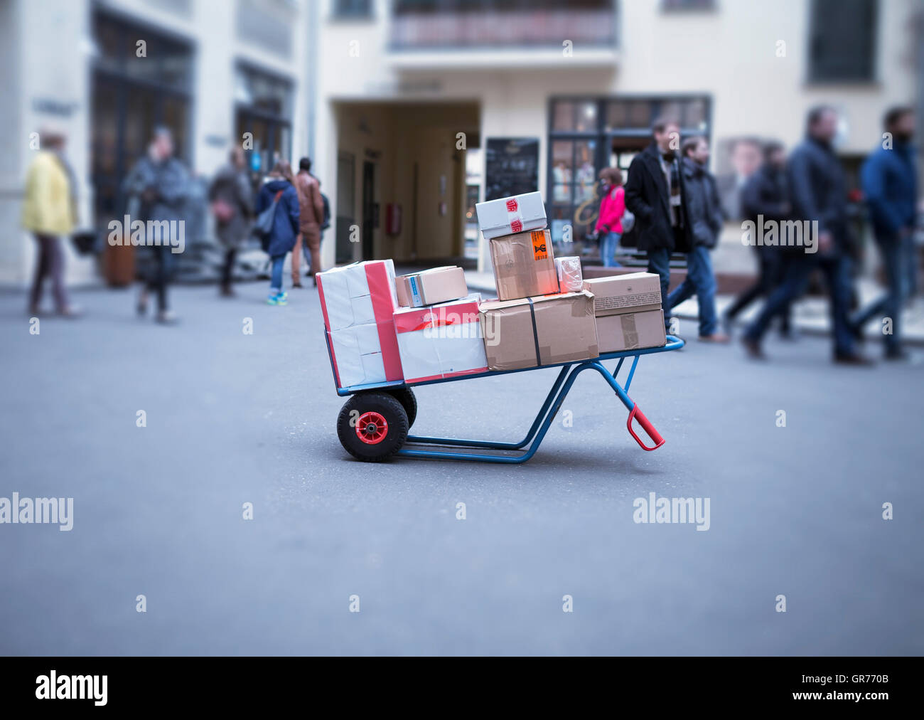 Delivery service provider hi-res stock photography and images - Alamy