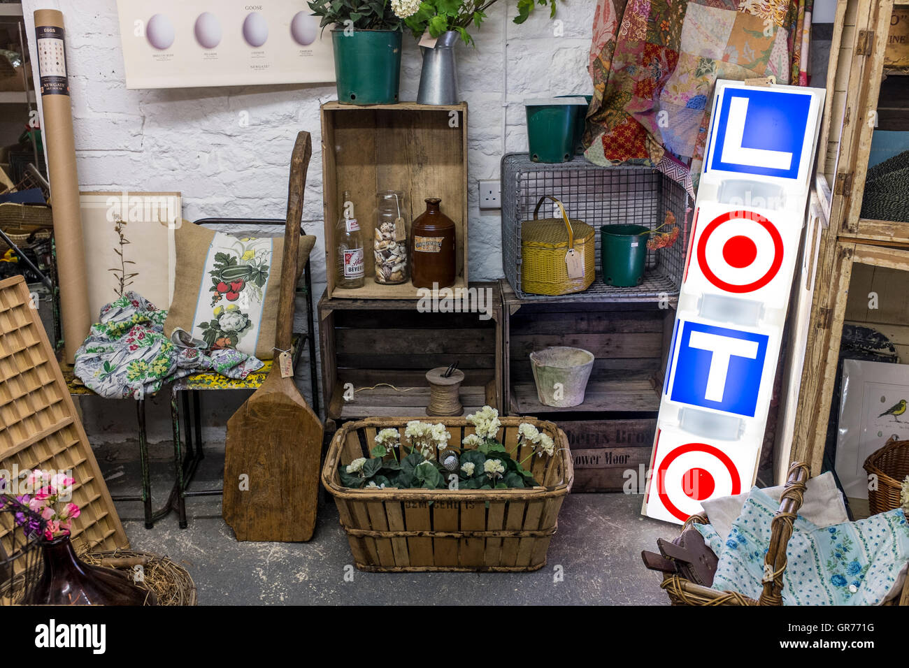 Second hand furniture shop hi-res stock photography and images - Alamy