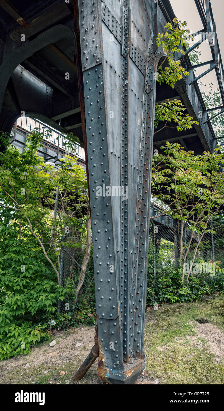 Bridge In Red Stock Photo - Alamy