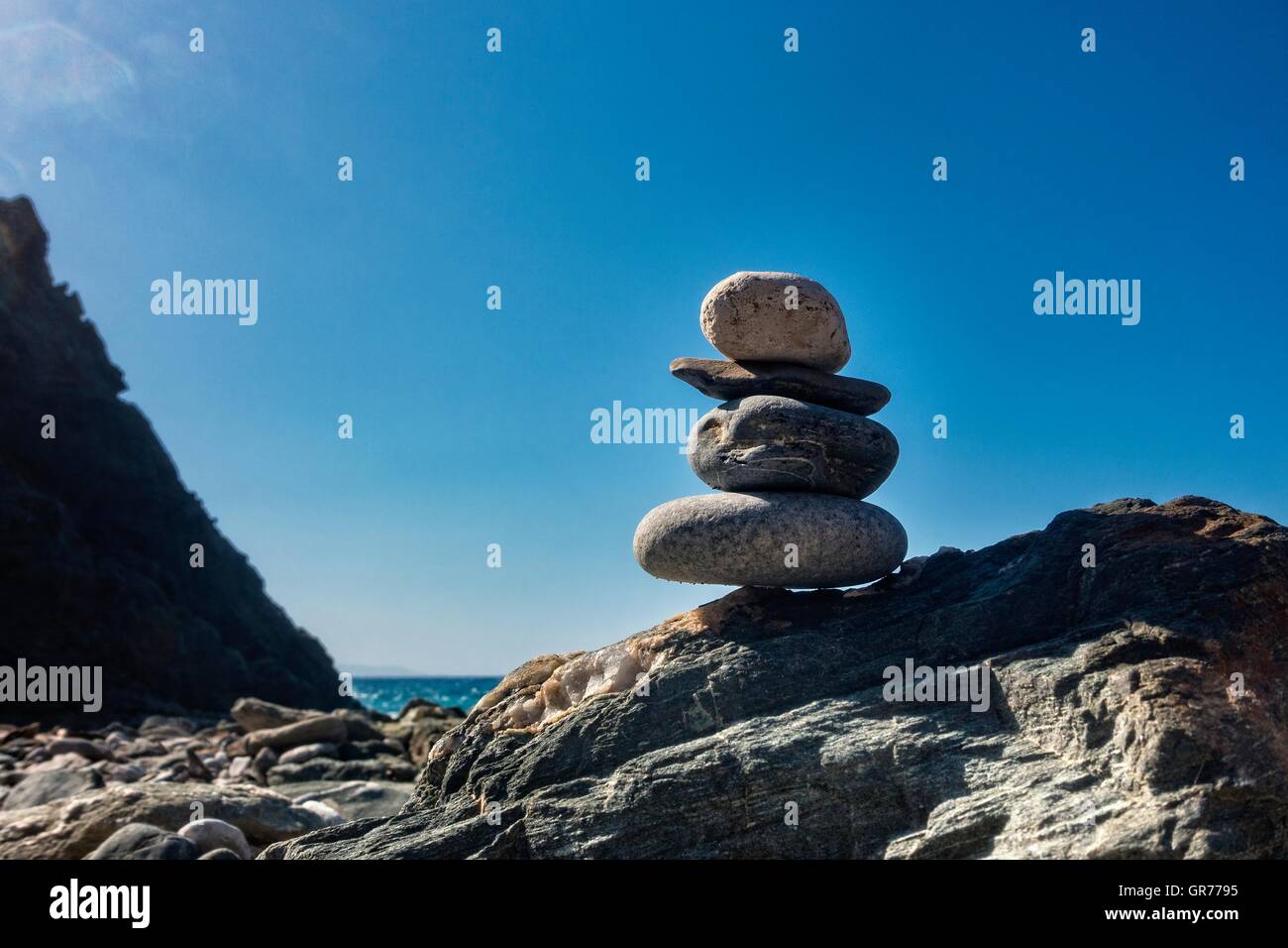 Shingle and boulders hi-res stock photography and images - Alamy