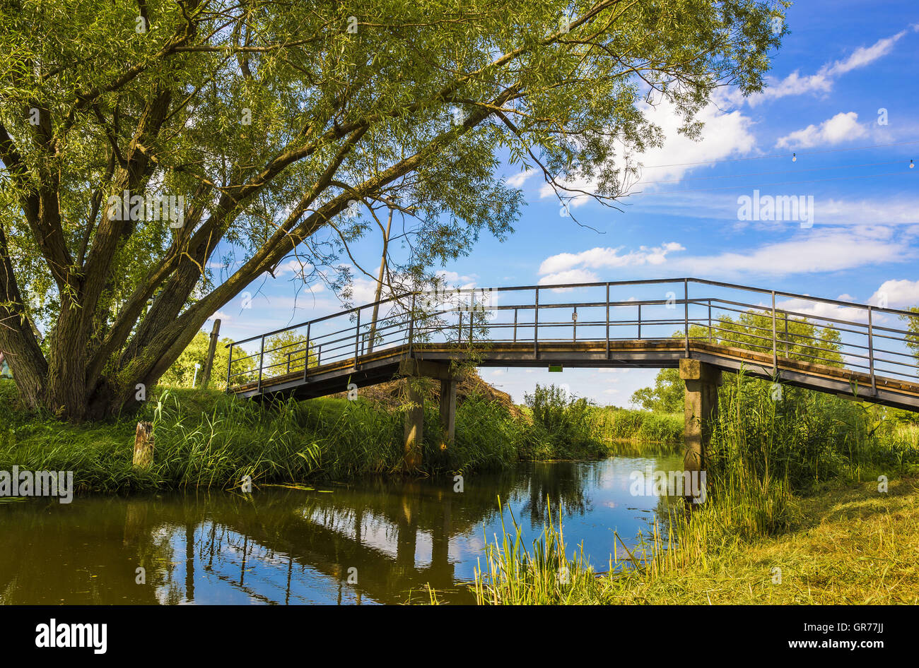 Small bridges and flowing waters hi-res stock photography and images ...