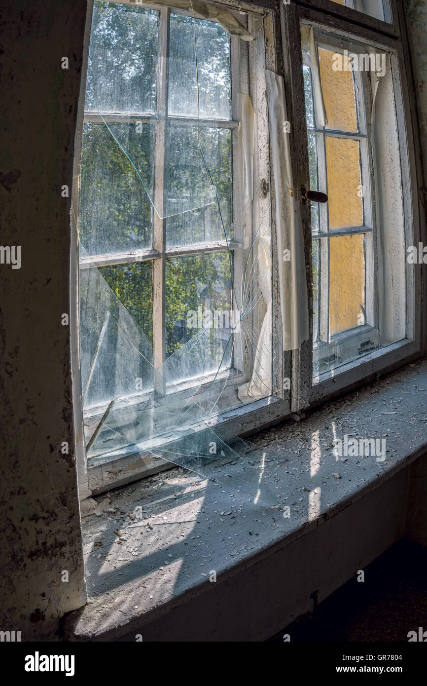 Splinters of glass hi-res stock photography and images - Alamy