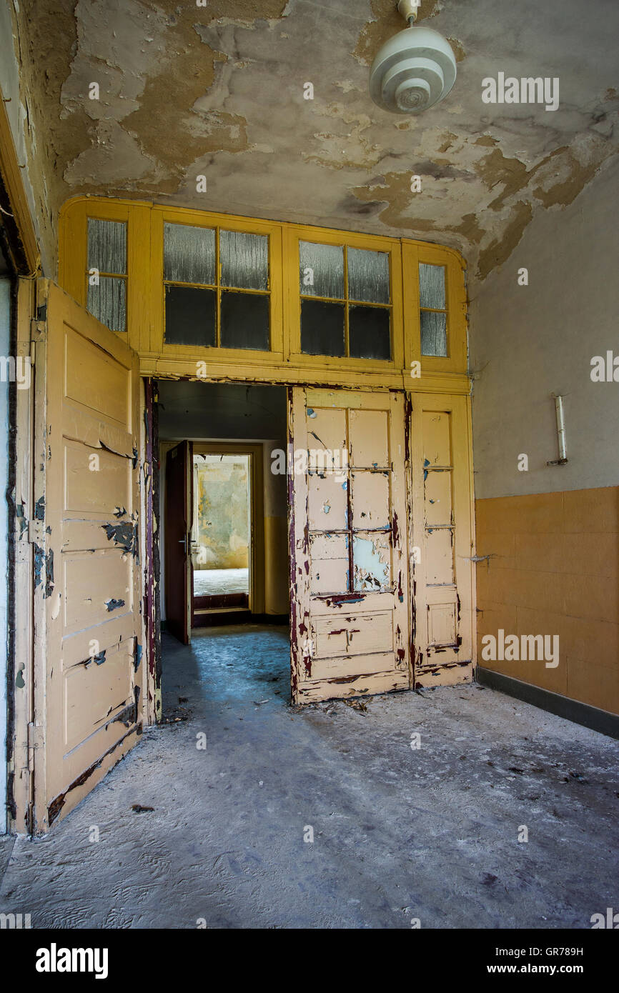 Poverty housing doors hi-res stock photography and images - Alamy