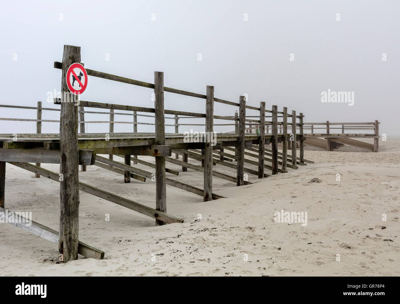 Platform signboard hi-res stock photography and images - Alamy