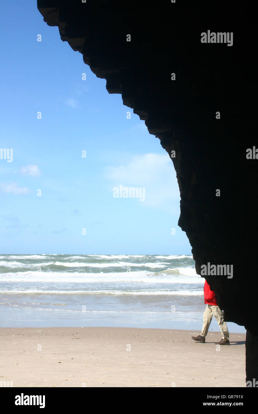Hiding behind rocks hi-res stock photography and images - Alamy