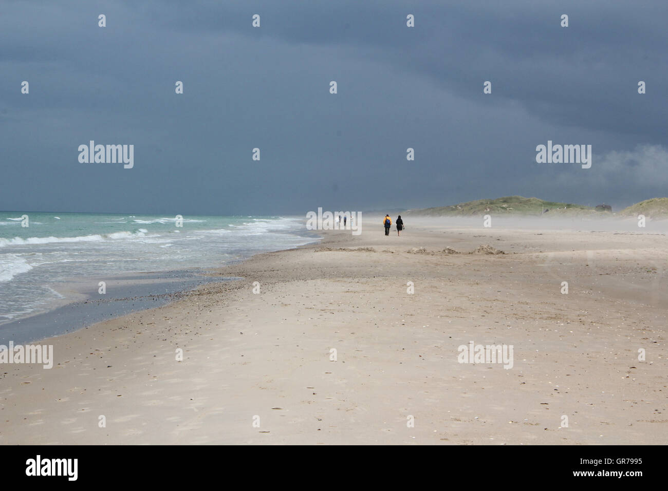 Fog along beach hi-res stock photography and images - Alamy