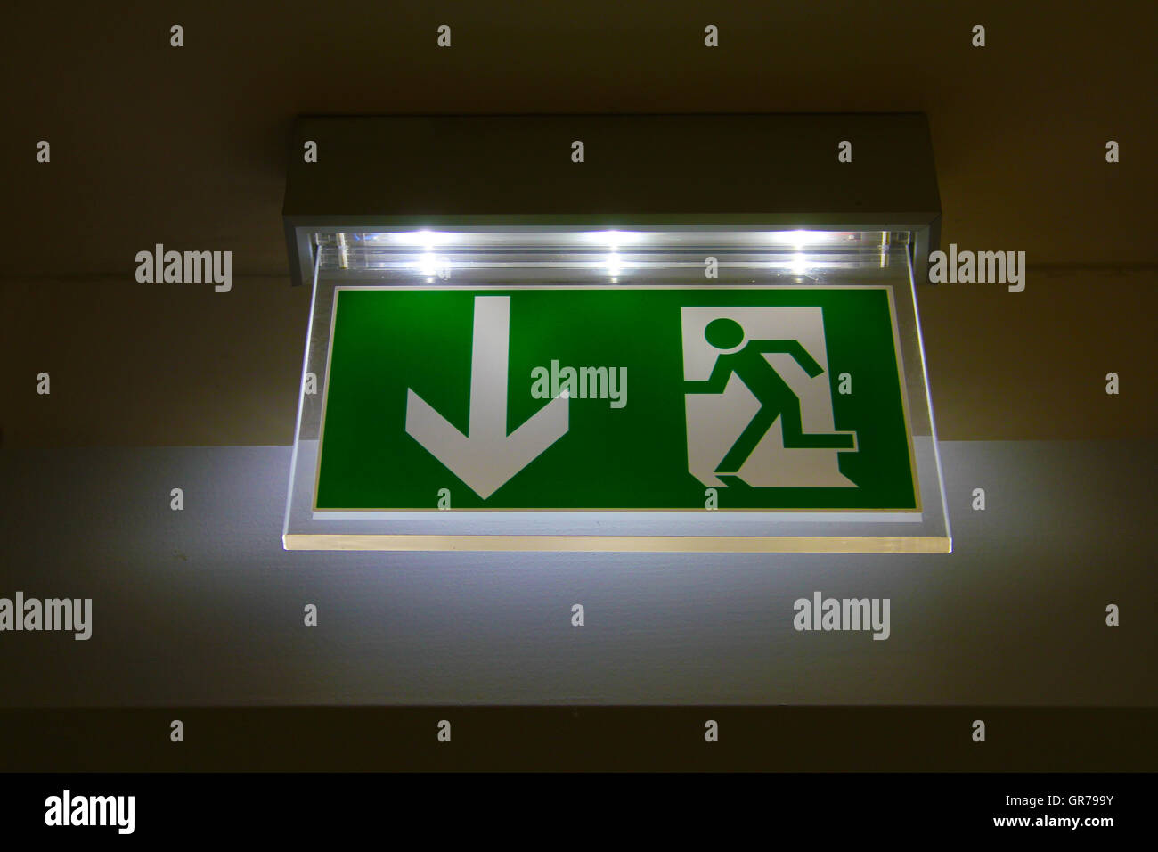 Emergency exit pictogram exit sign hi-res stock photography and images ...