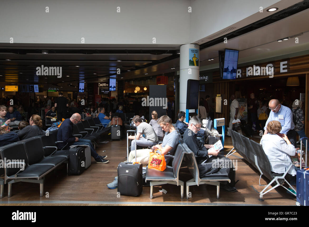 Heathrow terminal 3 lounge hi-res stock photography and images - Alamy