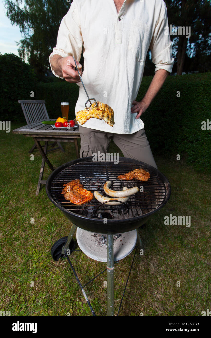 Men bbq hi-res stock photography and images - Alamy