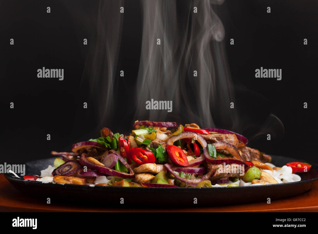 Steaming chicken sizzler with noodles hi-res stock photography and ...