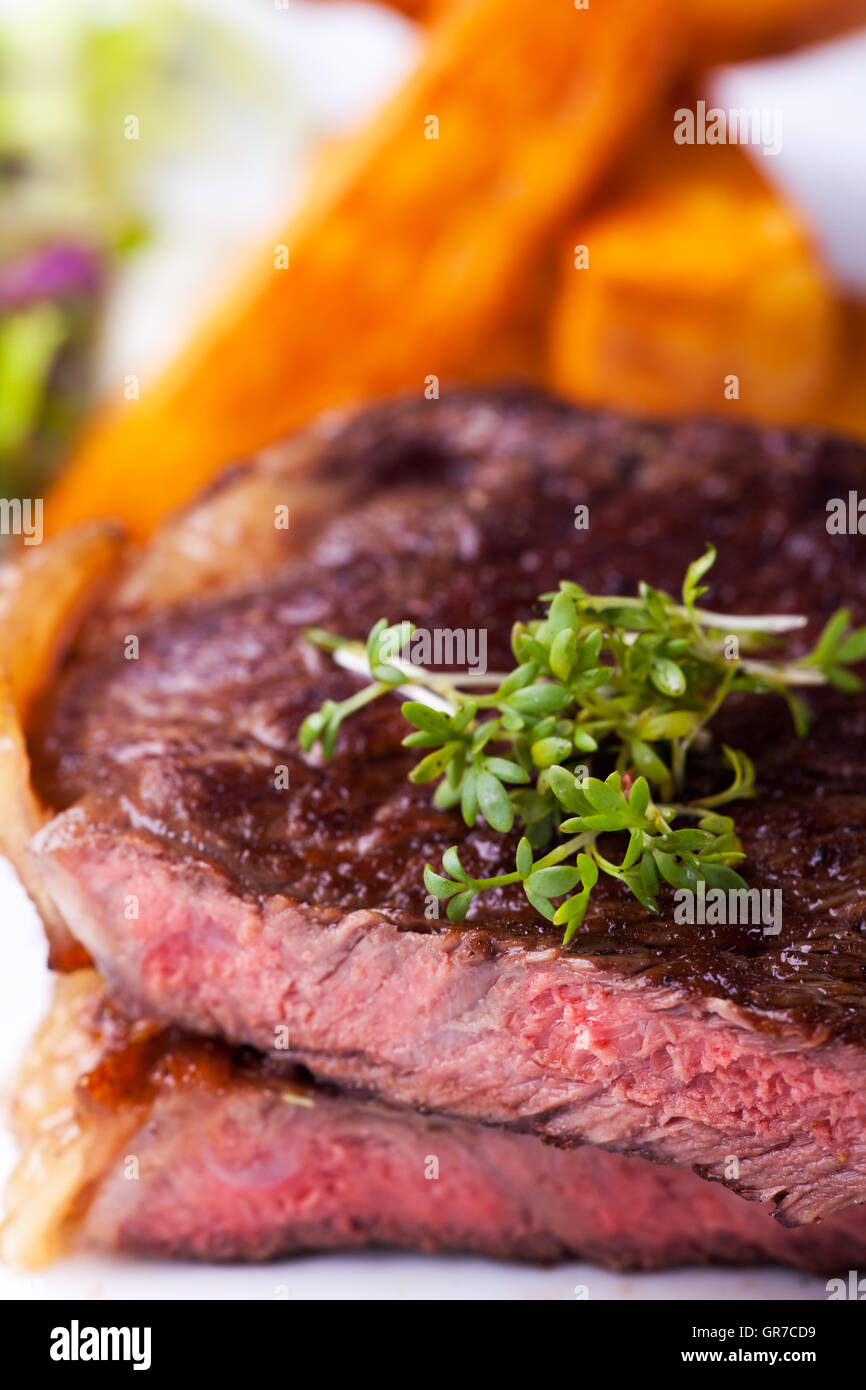 Medium well steak hi-res stock photography and images - Alamy