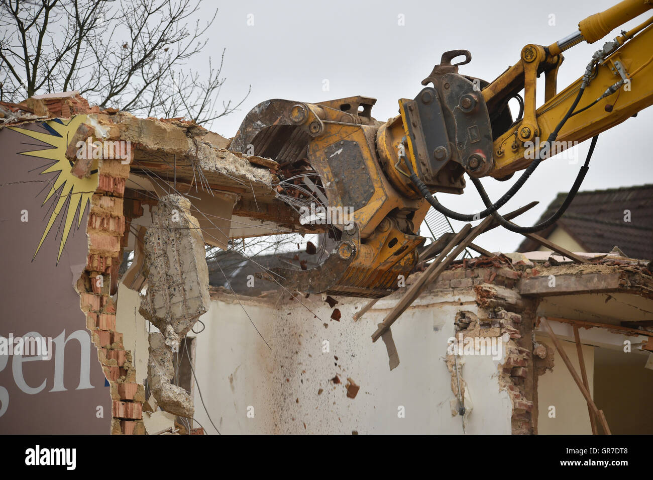 Demolition old house excavator hi-res stock photography and images - Alamy